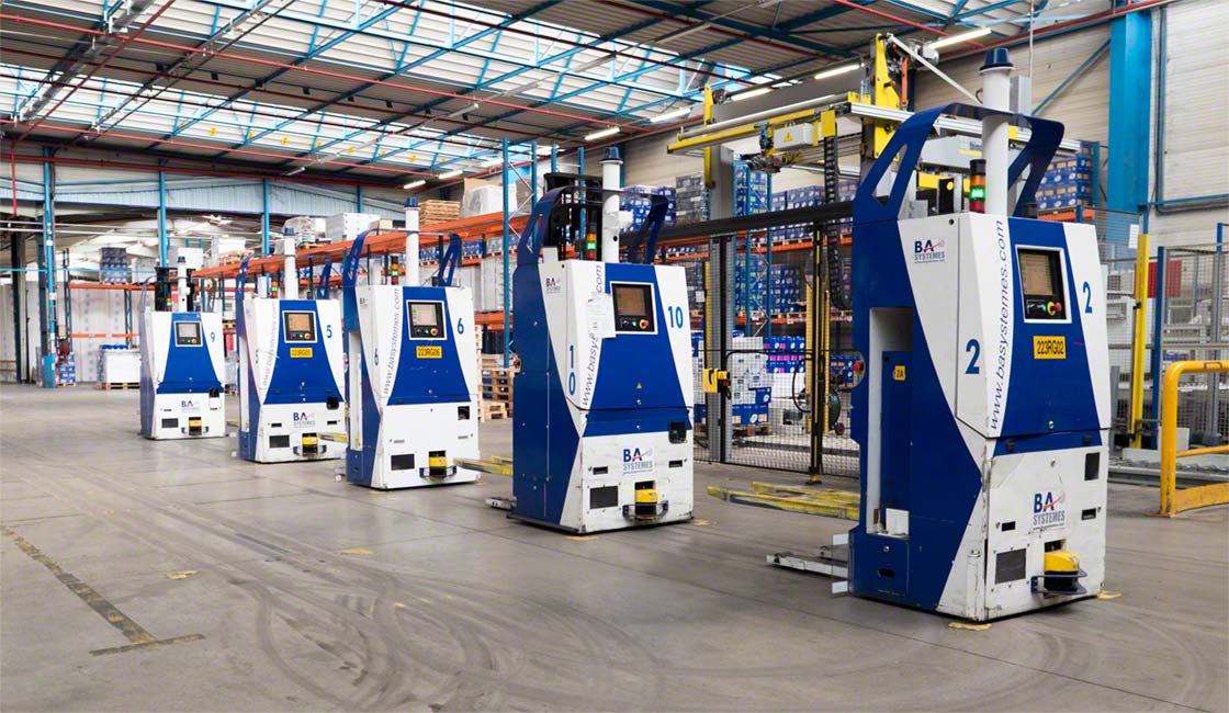 AMR vs AGV : Quelles différences ? - Mecalux Belgique
